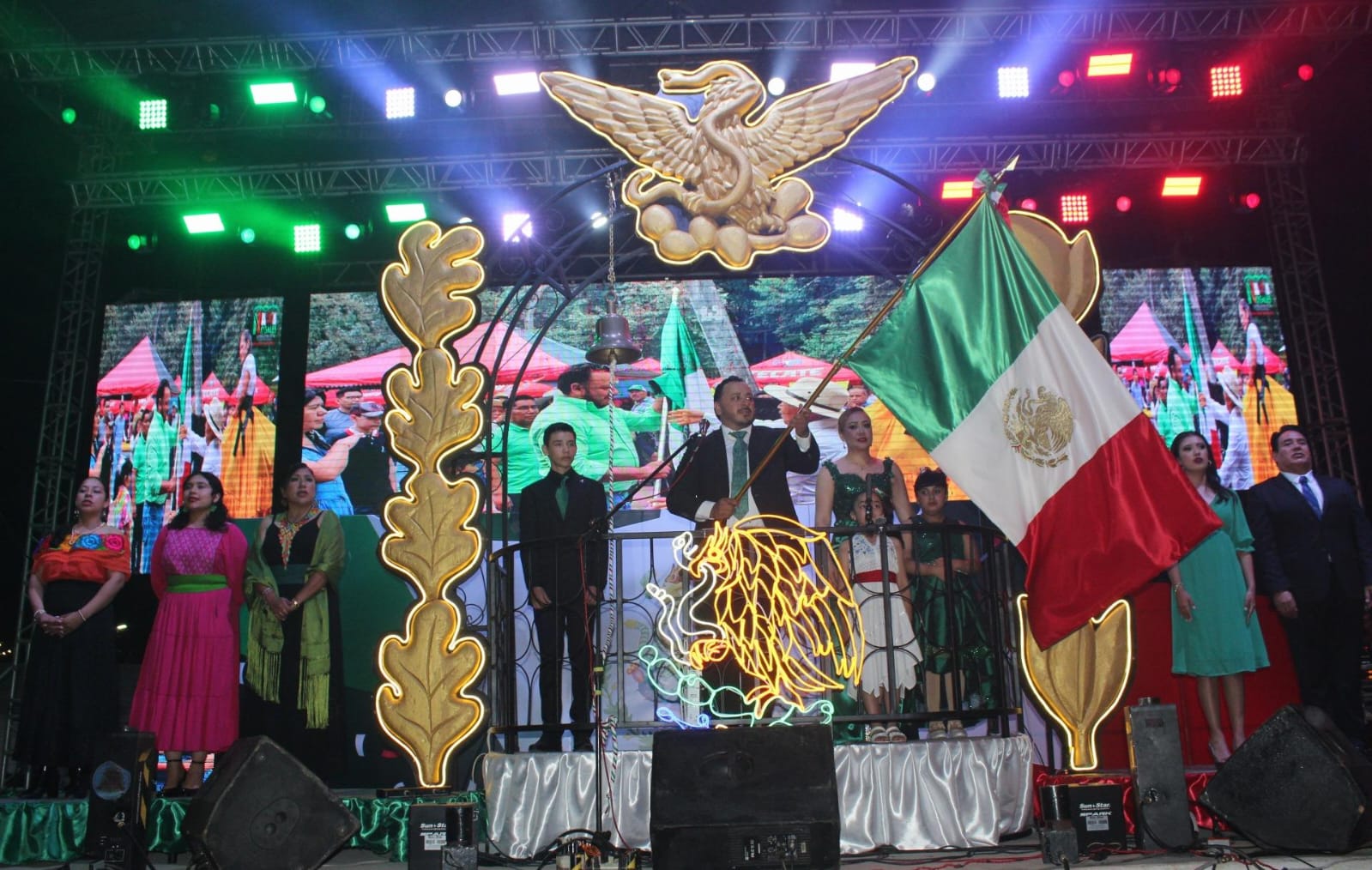 Ernesto Torres Navarro encabezó la ceremonia del grito de Independencia ...